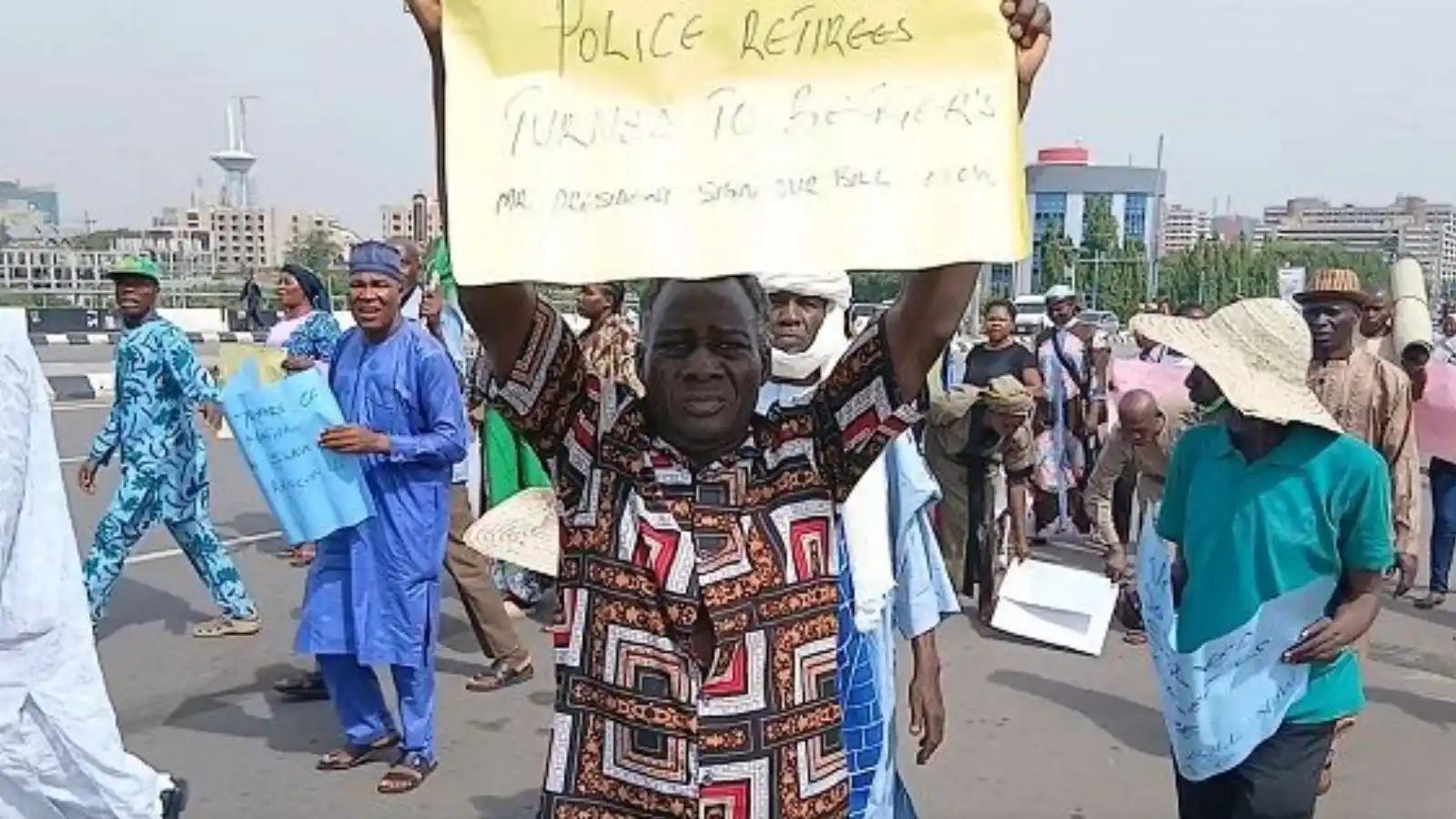 BREAKING: Retired Nigerian police officers block Aso Rock gate, protest ...