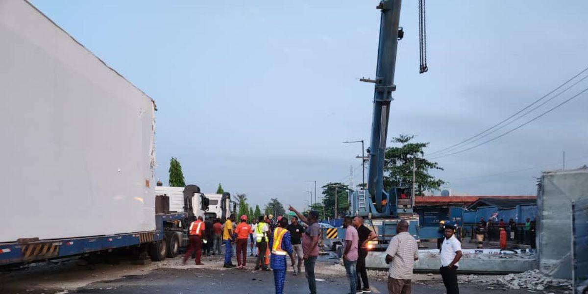 JUST IN: Massive gridlock as truck collapses pedestrian bridge in Lagos ...