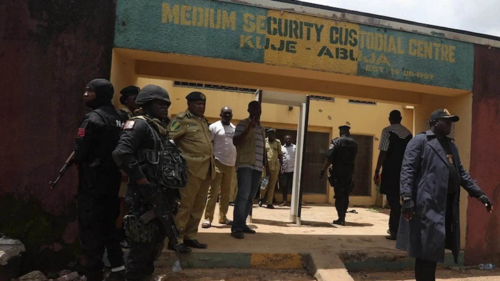 BREAKING: Inmate awaiting trial in same Kuje prison clinic with Nnamdi ...